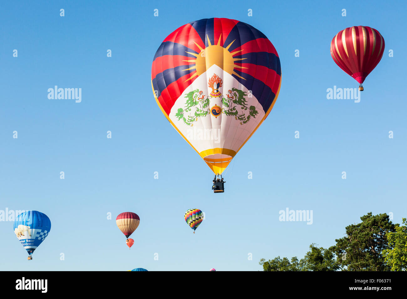 Bristol, UK. 8th Aug, 2015. A balloon bearing the flag of Tibet flying ...