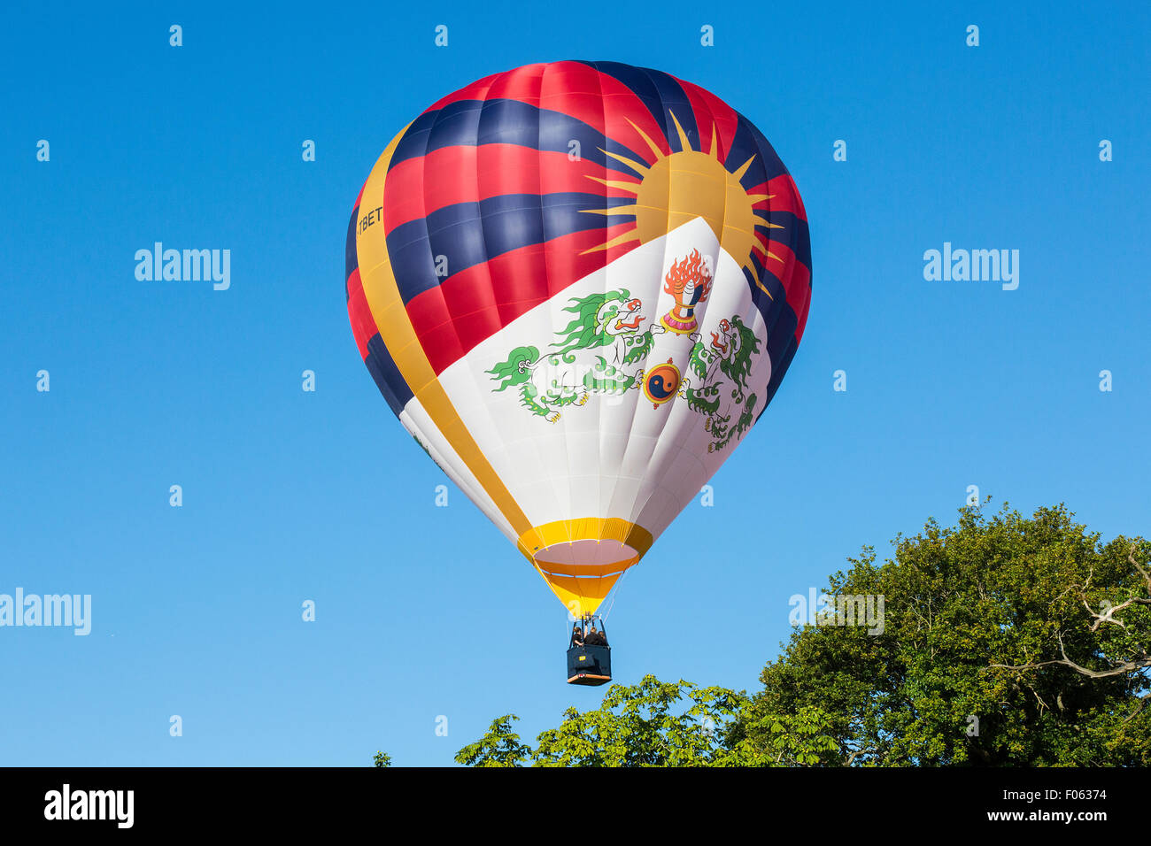 Bristol, UK. 8th Aug, 2015. A balloon bearing the flag of Tibet flying ...