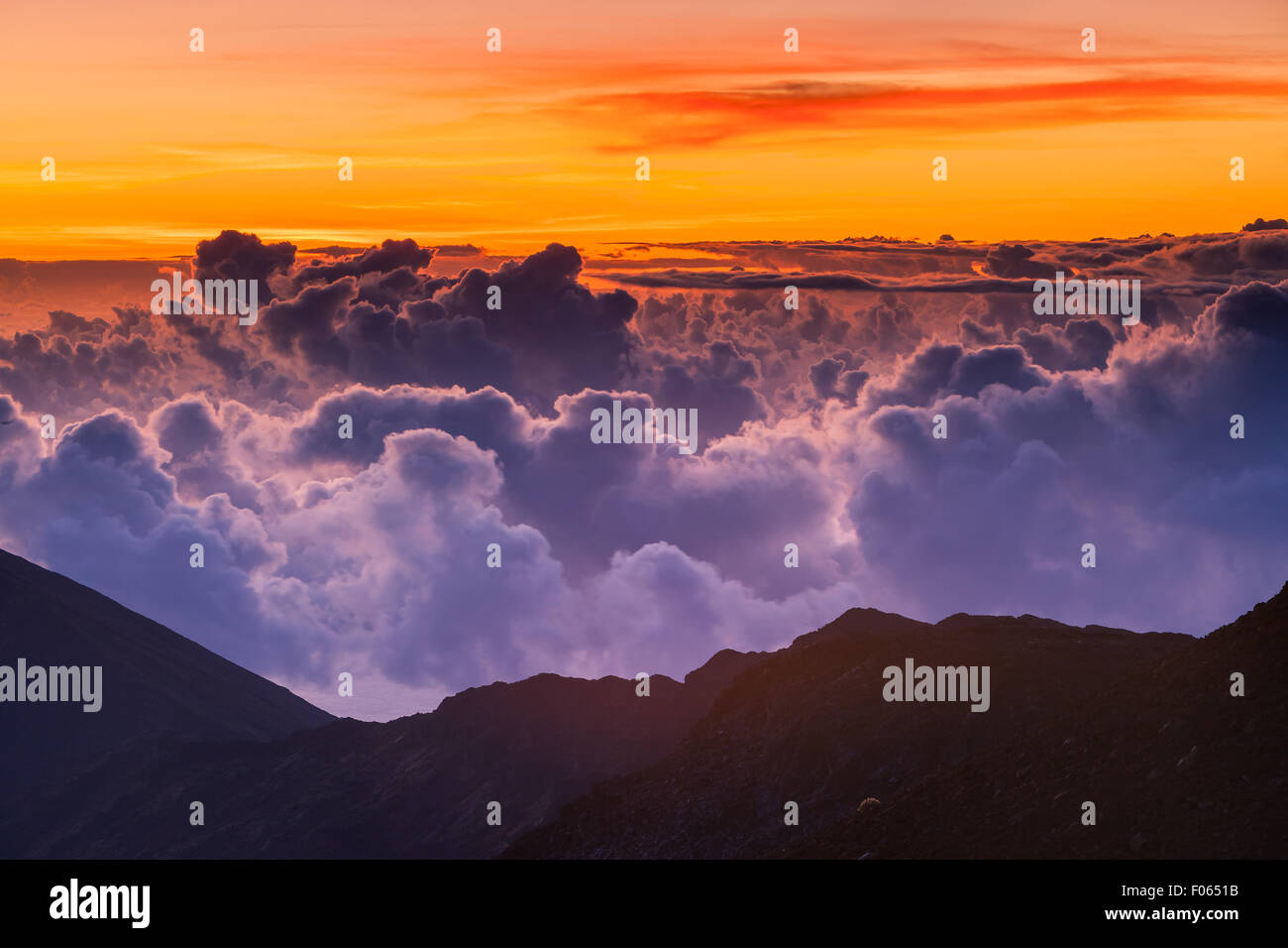 Sunset above the clouds over 3000 meters at the Haleakala Volcano, Maui ...