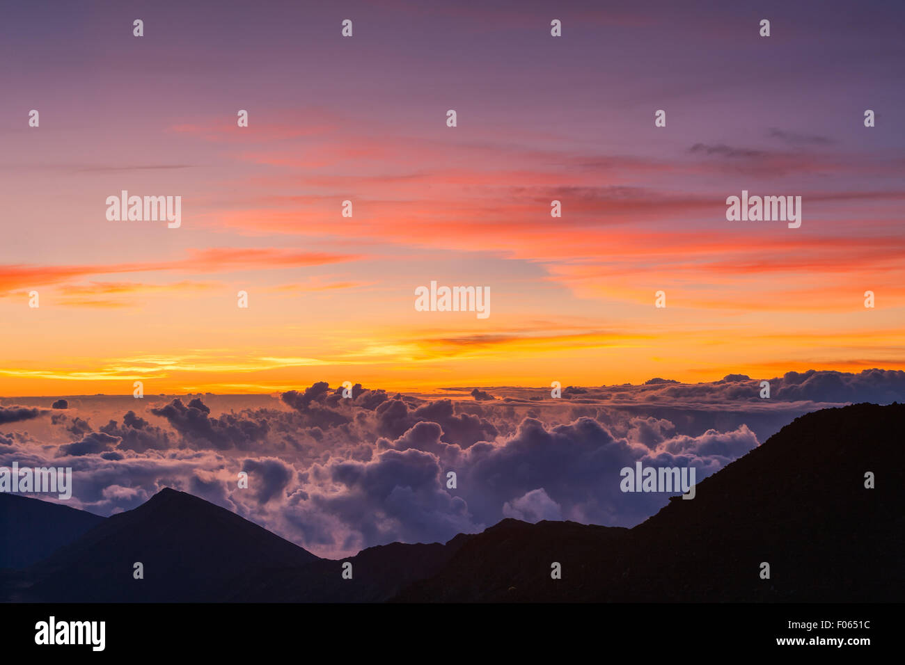 Sunset above the clouds over 3000 meters at the Haleakala Volcano, Maui ...