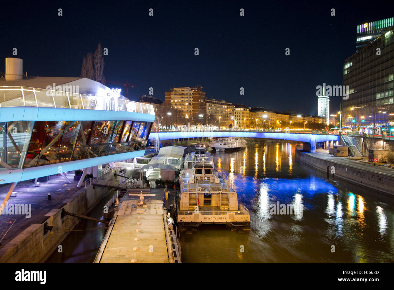 Night view vienna hi-res stock photography and images - Alamy