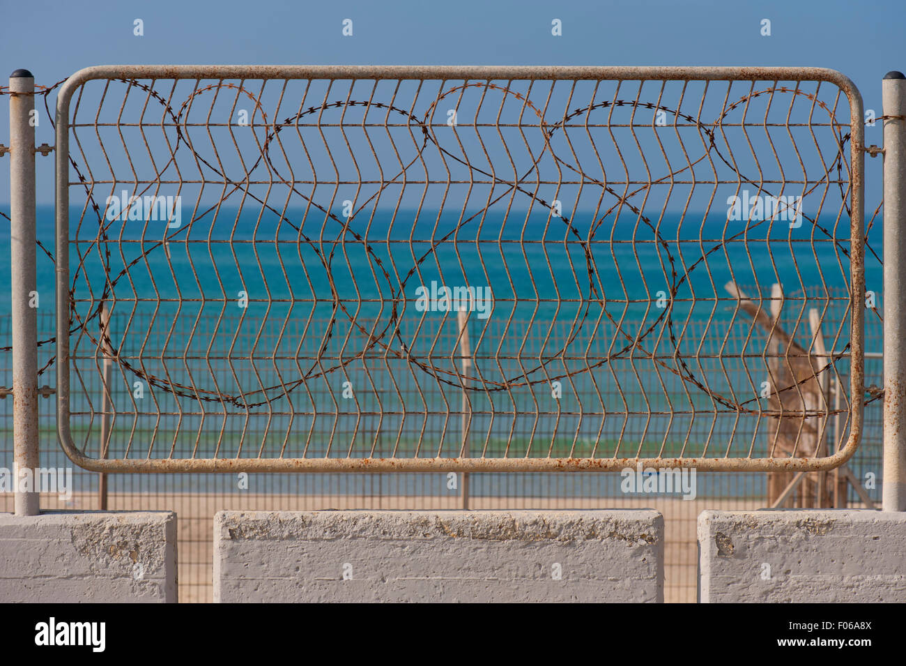 Razorwire hi-res stock photography and images - Alamy