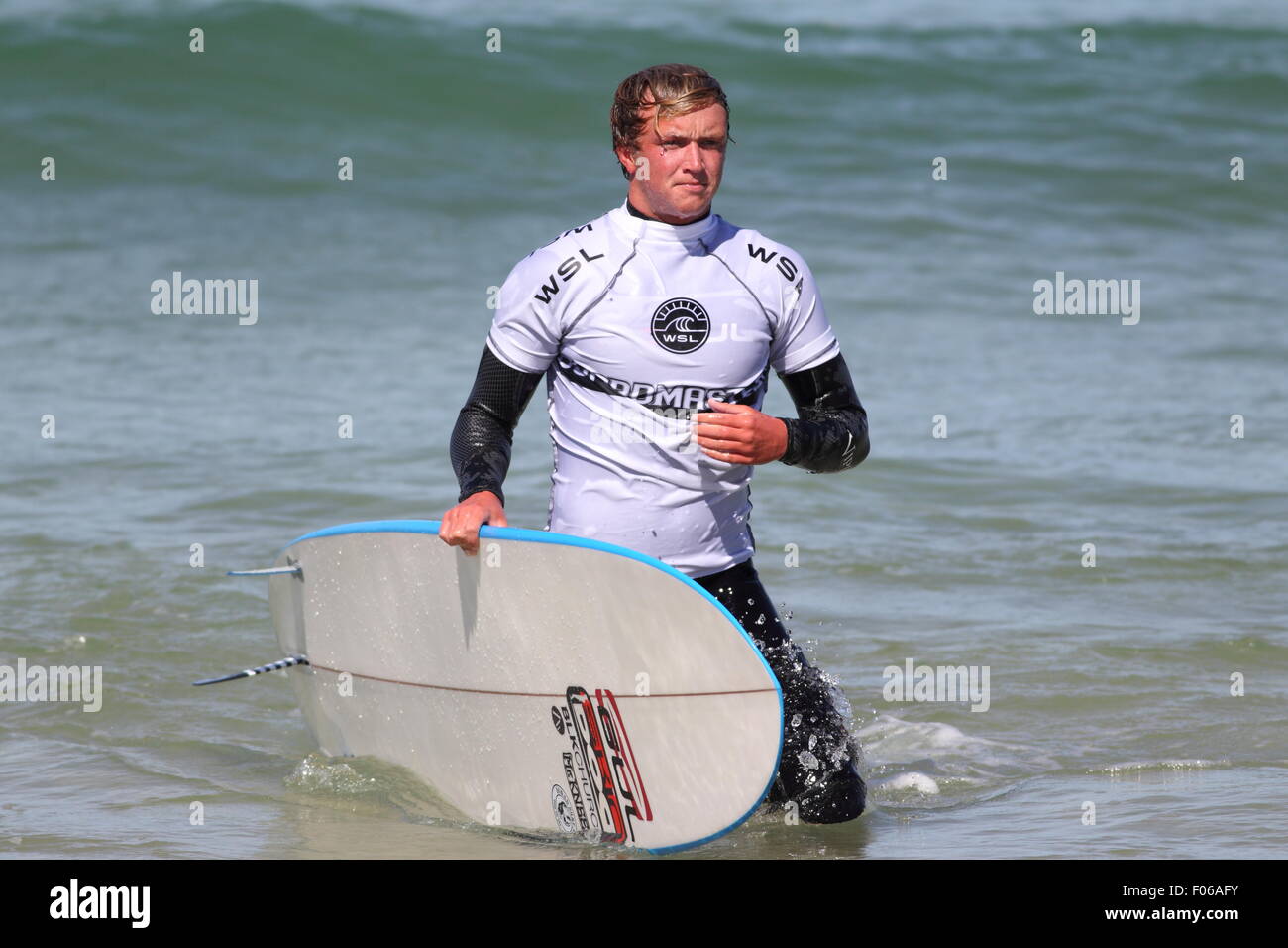 Fistral Beach, Newquay, Cornwall, UK. 8th Aug, 2015. Surfers take part ...