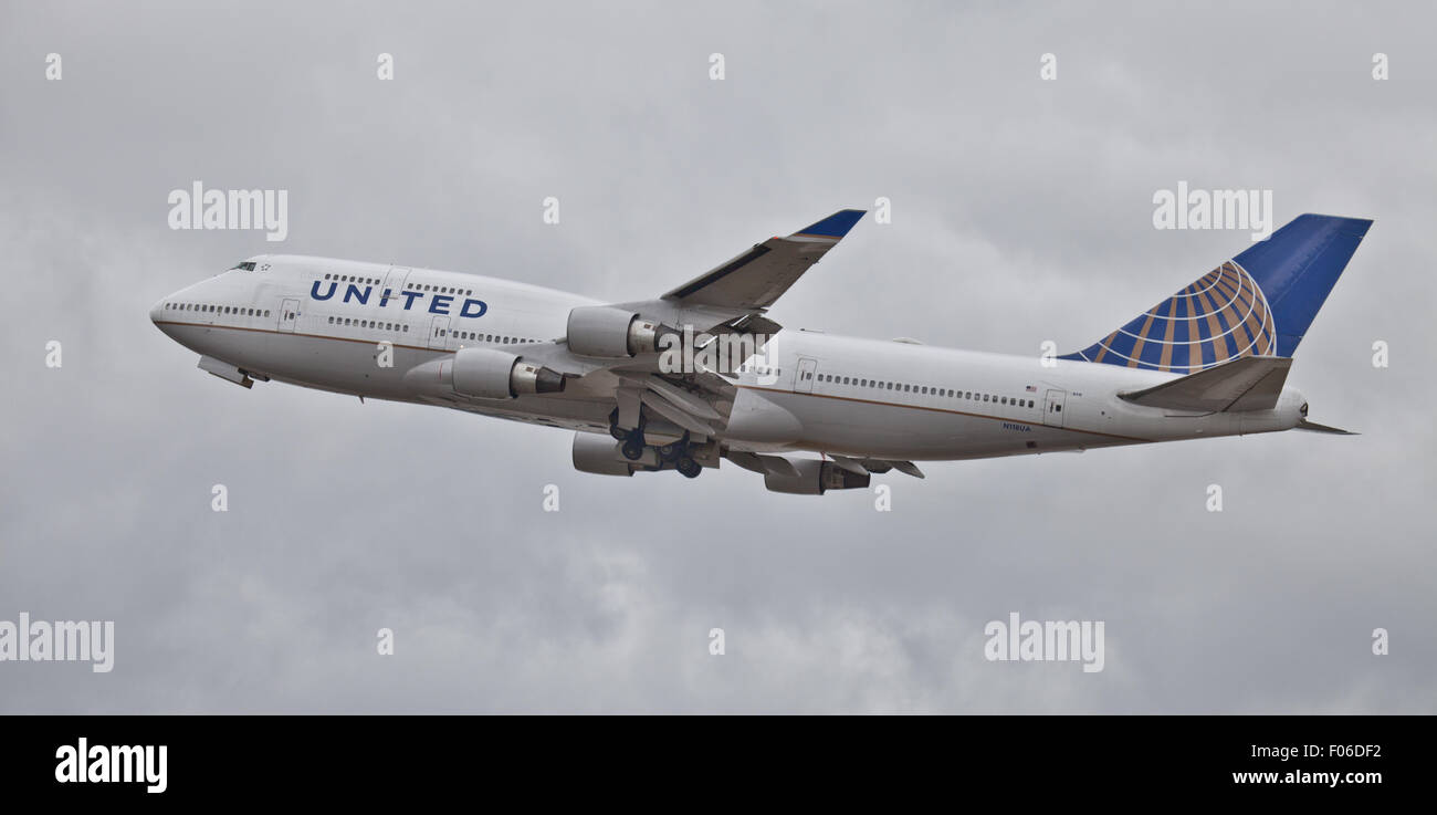 United Airlines Boeing 747 N118UA taking off from London-Heathrow ...