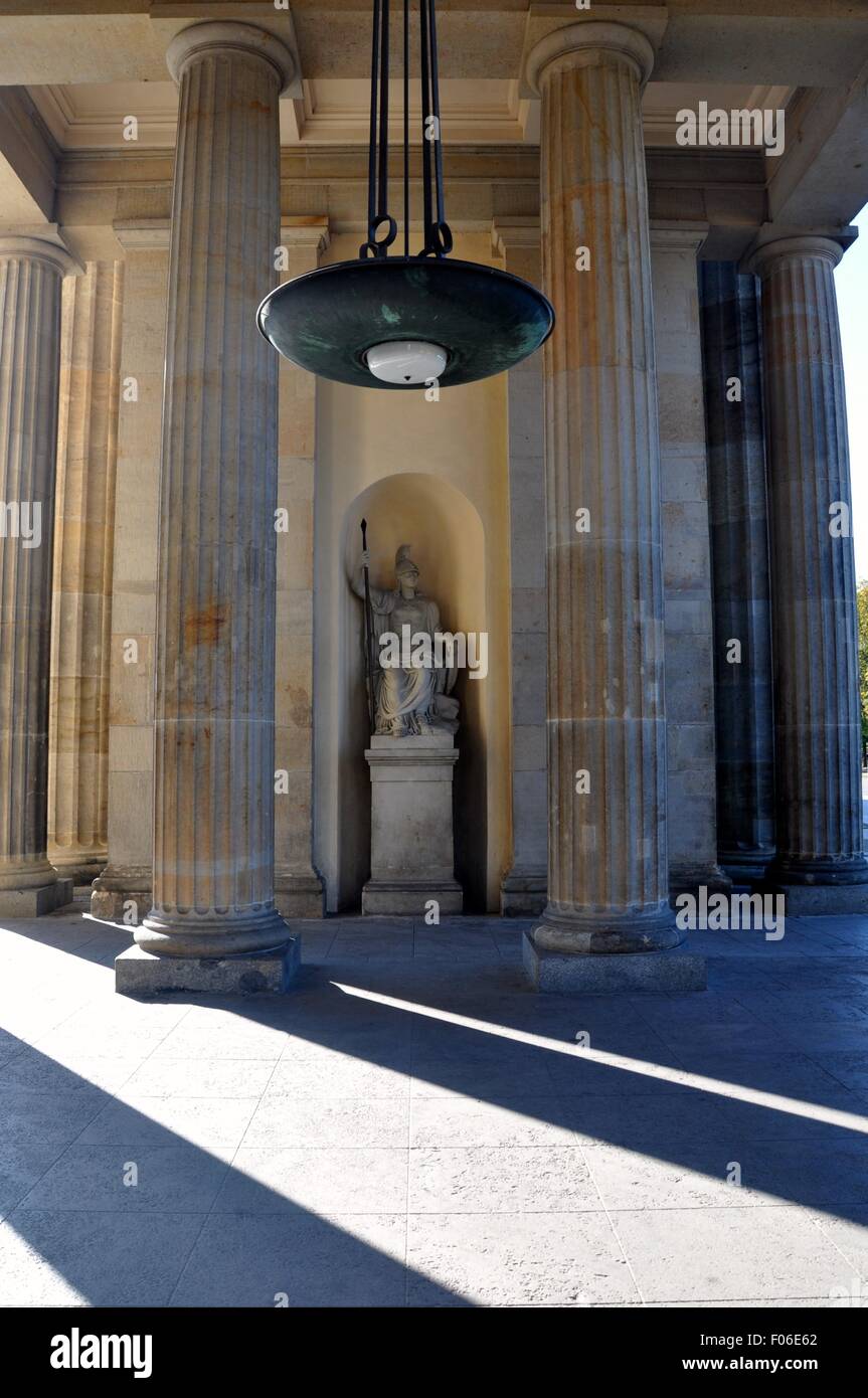 Columns statue hi-res stock photography and images - Alamy