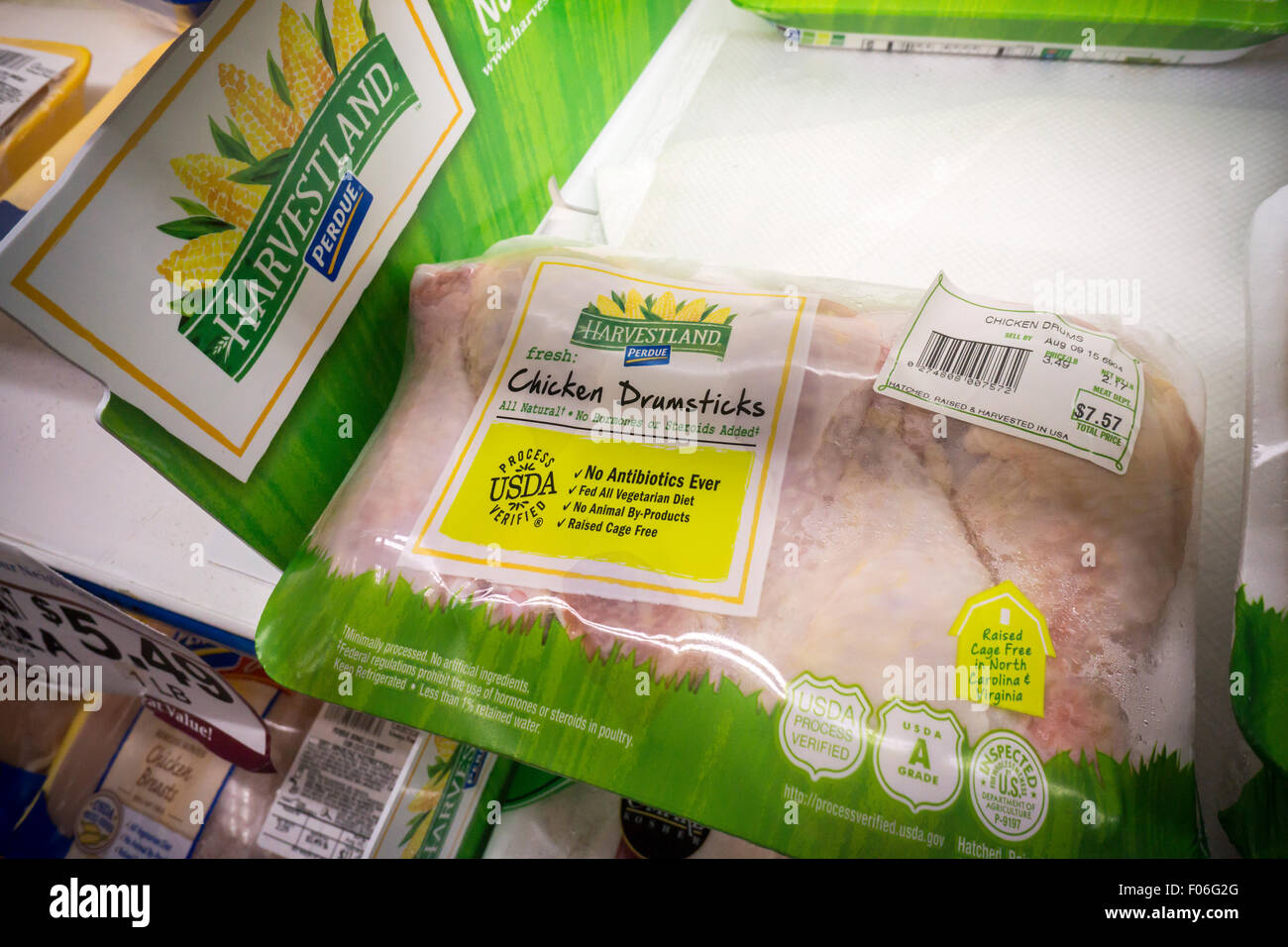 Packages Harvestland chicken, a brand of Perdue, in a supermarket ...