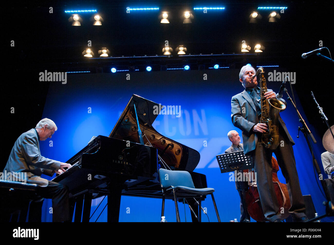 Saxophone line up hi-res stock photography and images - Alamy