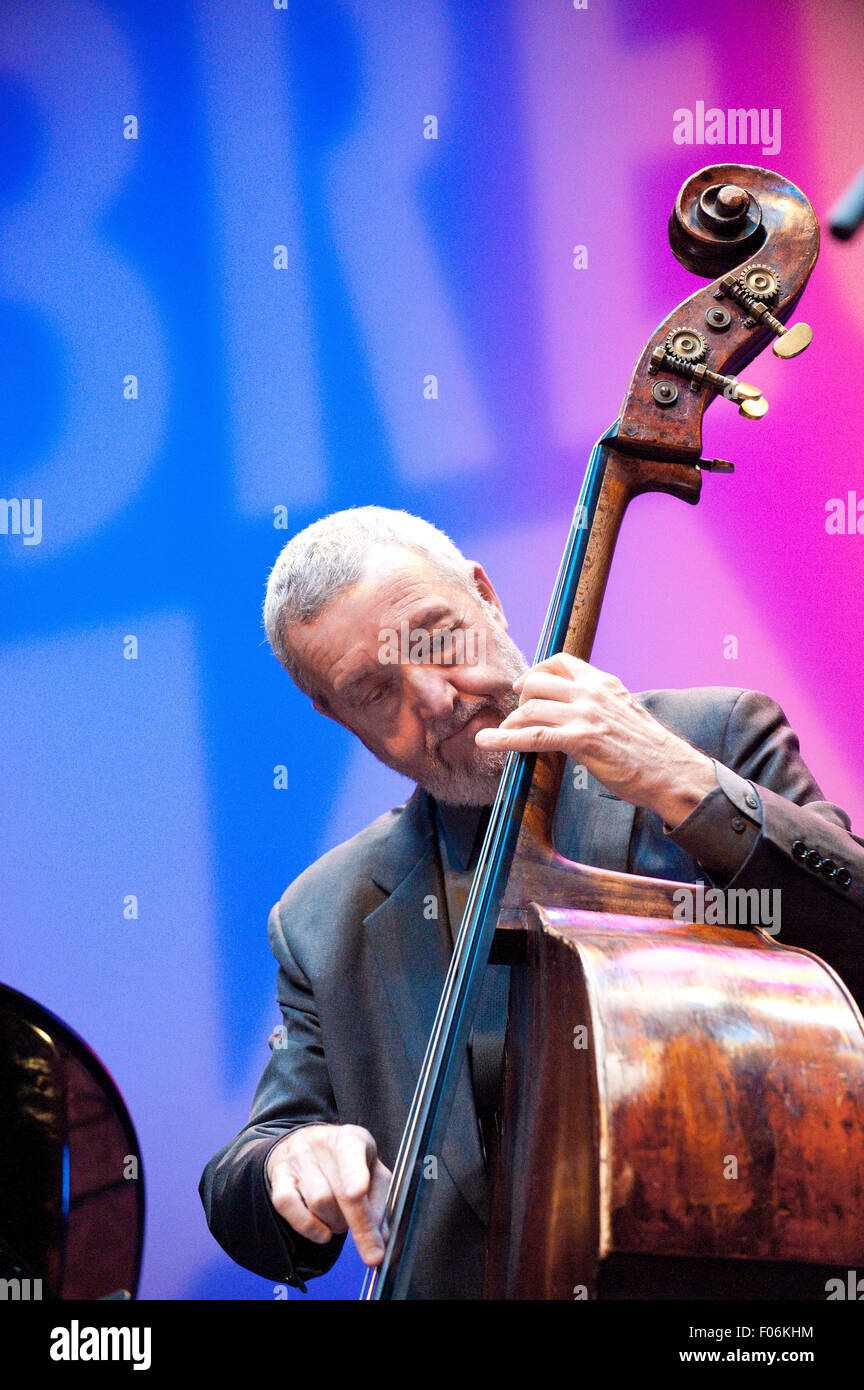 Brecon, Powys, UK. 8th August 2015. Dave Green on bass - The Scott ...