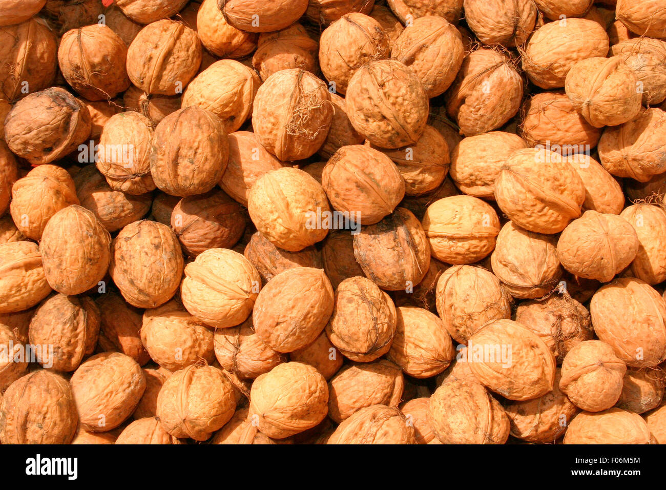 Closeup texture of pile of wallnuts Stock Photo - Alamy