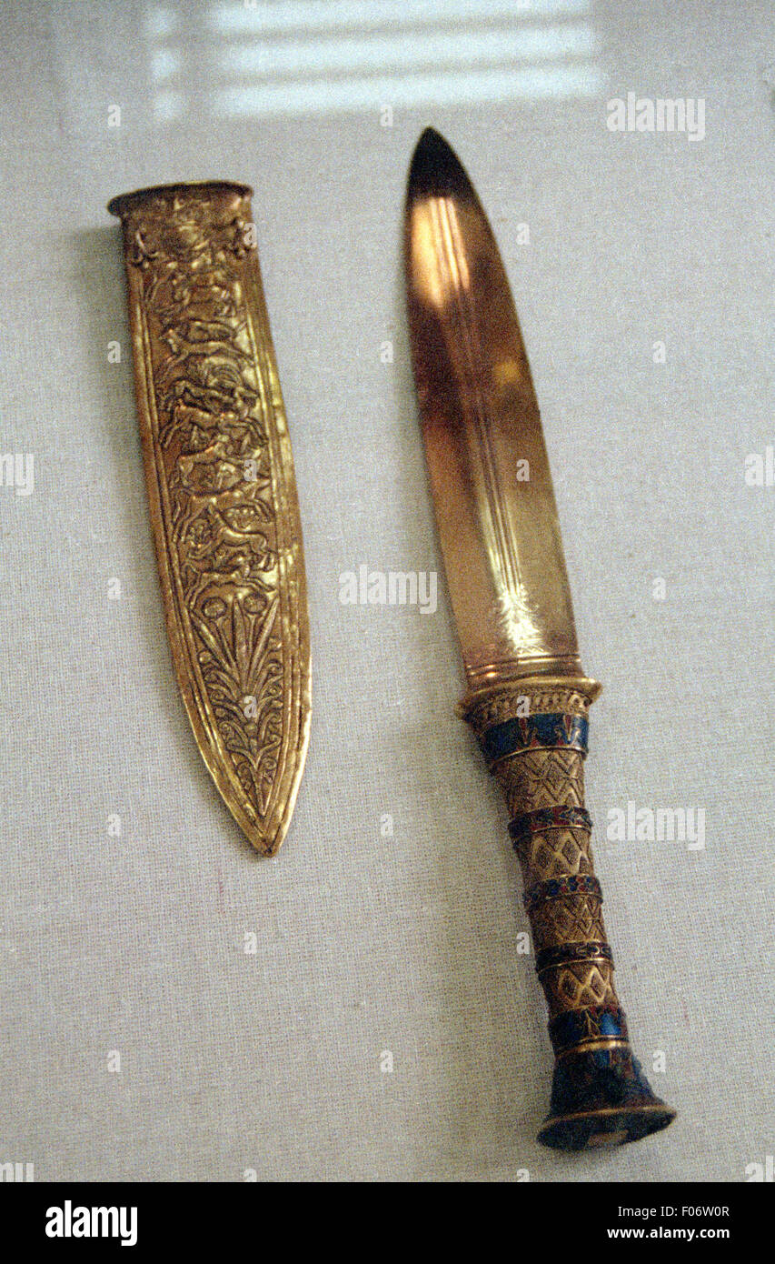 King tutankhamun dagger hi-res stock photography and images - Alamy