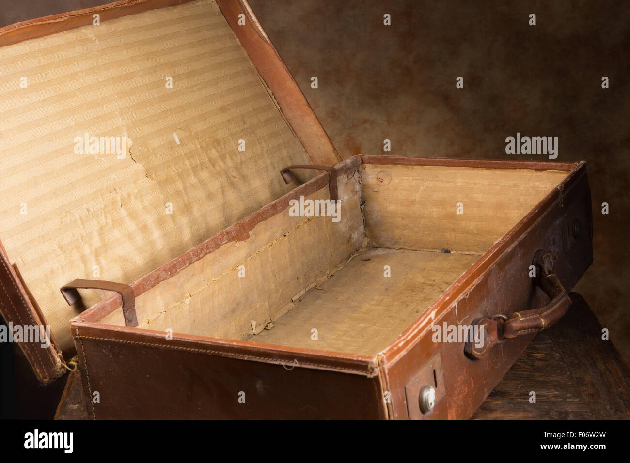 Old suitcase open hi-res stock photography and images - Alamy
