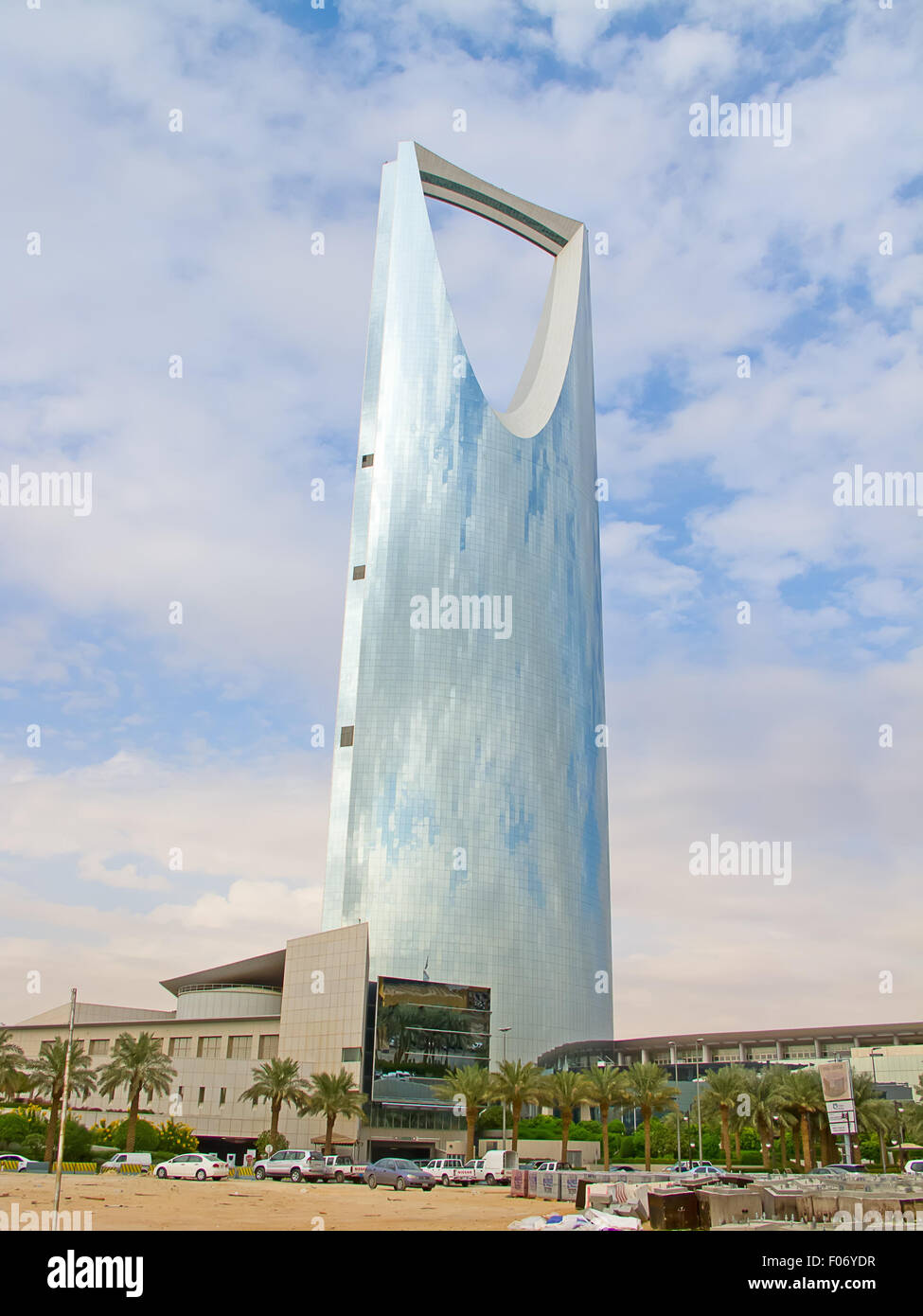 RIYADH - DECEMBER 22: Kingdom tower on December 22, 2009 in Riyadh ...