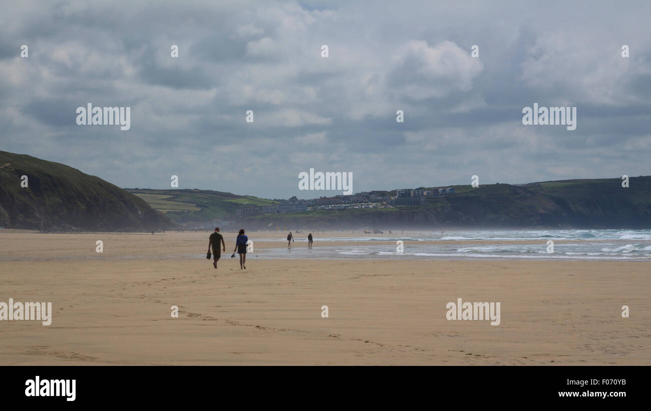 Couples walk along Perran Beach towards Perranporth, Cornwall Stock ...