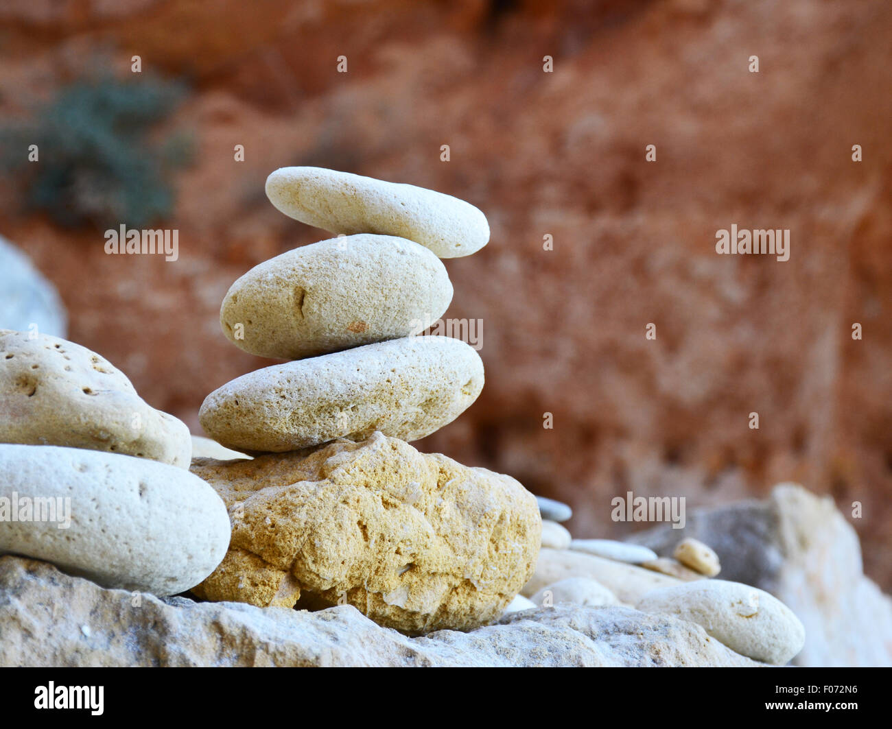 Stacked beach stones hi-res stock photography and images - Alamy