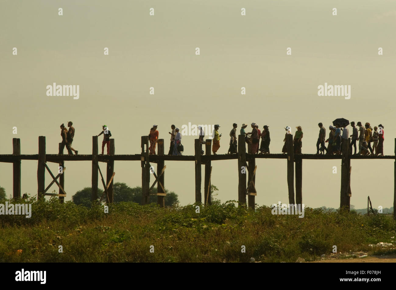 ASIA, MYANMAR (BURMA), Mandalay, Taugthaman Lake, people crossing U ...