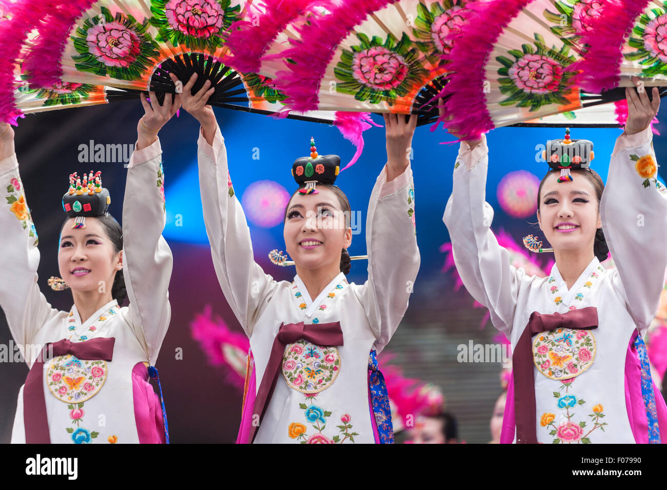 London, UK. 9 August 2015. Traditional dance (Yun Myung Hwa Dance ...