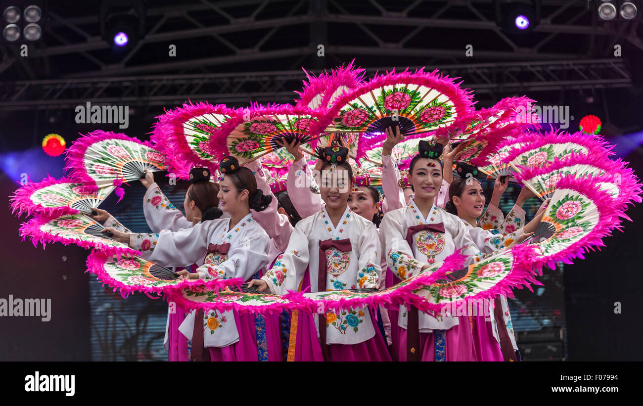 Korean girl dance stage' hi-res stock photography and images - Alamy