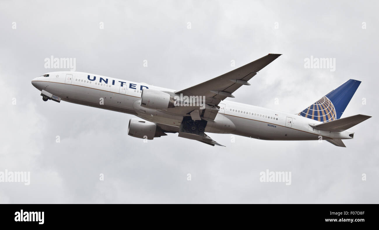 United Airlines Boeing 777 N229UA taking off from London-Heathrow ...
