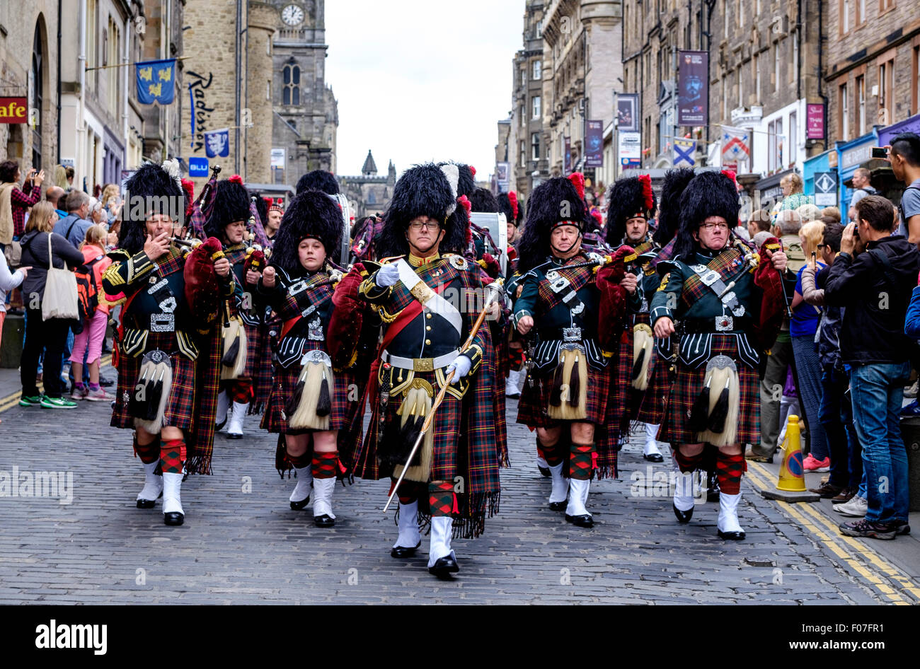 Pipe band, royal mile, edinburgh hi-res stock photography and images ...