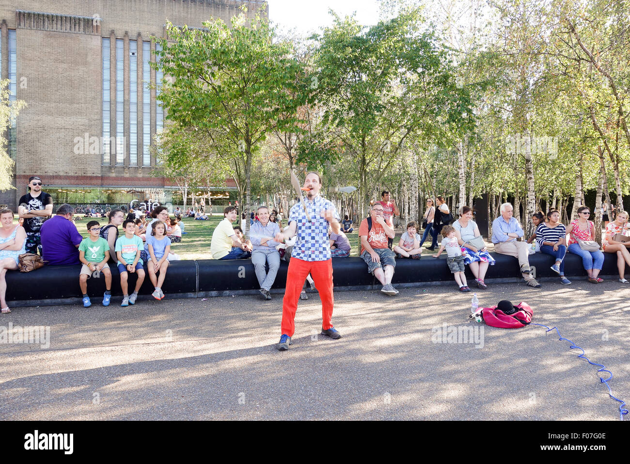 City of London, London, UK. 9th Aug, 2015. UK Weather: People enjoy the ...