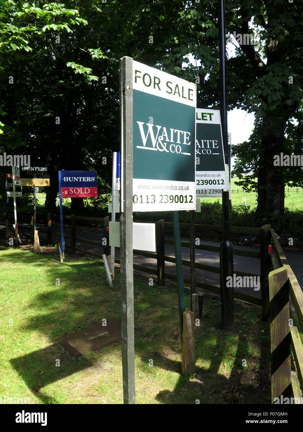 Sale boards houses hi-res stock photography and images - Alamy