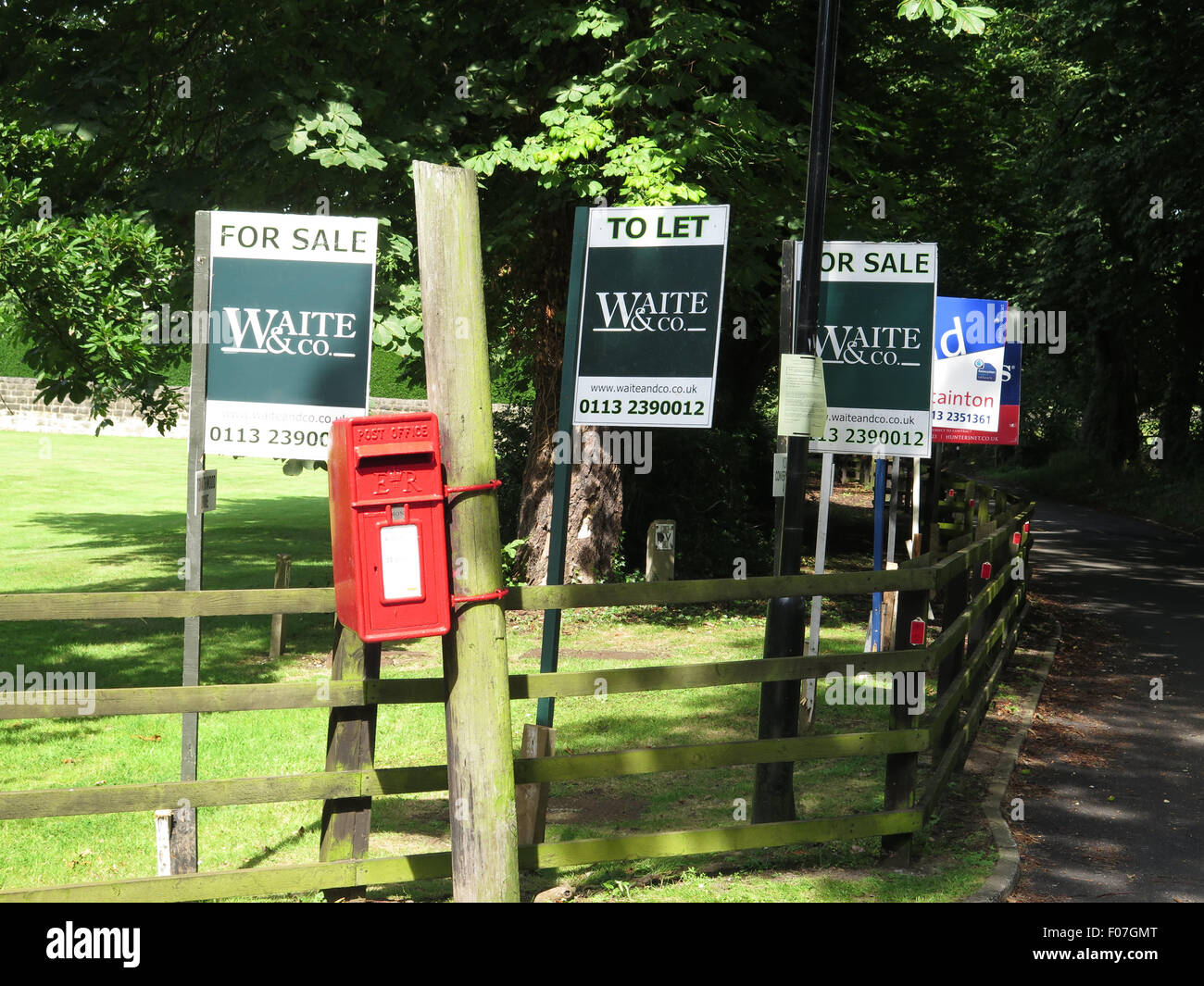 For Sale & To Let Signs Stock Photo - Alamy