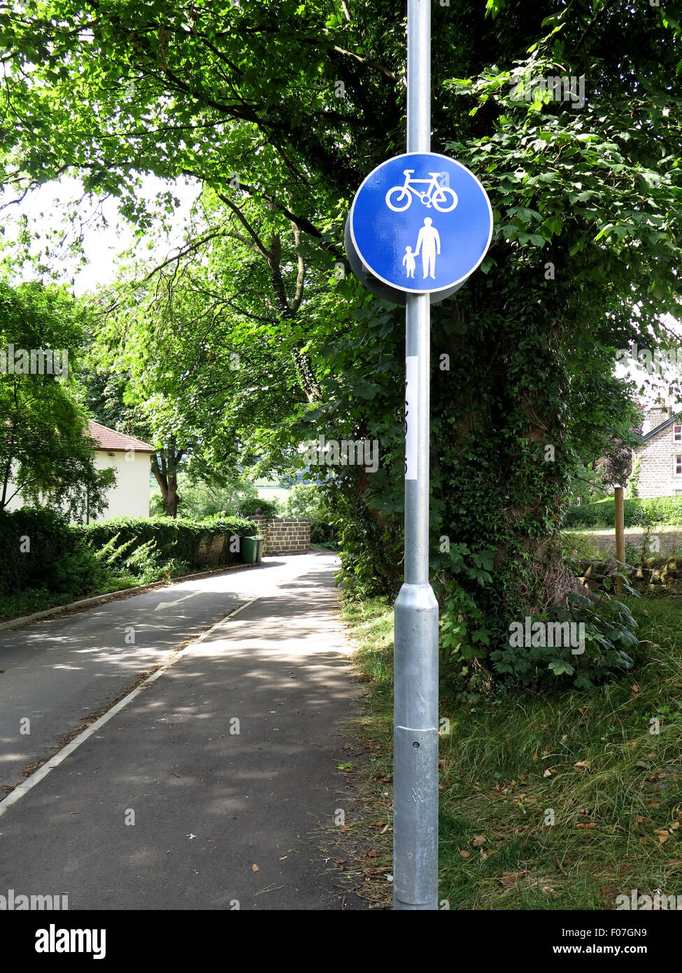 Footpath bike lane sign hi-res stock photography and images - Alamy