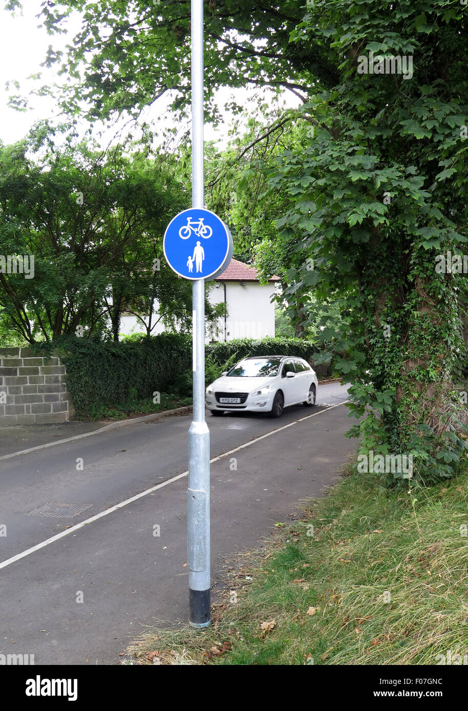 Cycle lane sign hi-res stock photography and images - Alamy