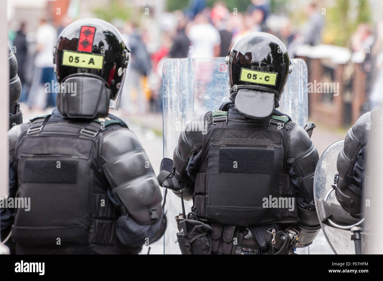Belfast, Northern Ireland. 09 Aug 2015 - PSNI riot squad move in to ...