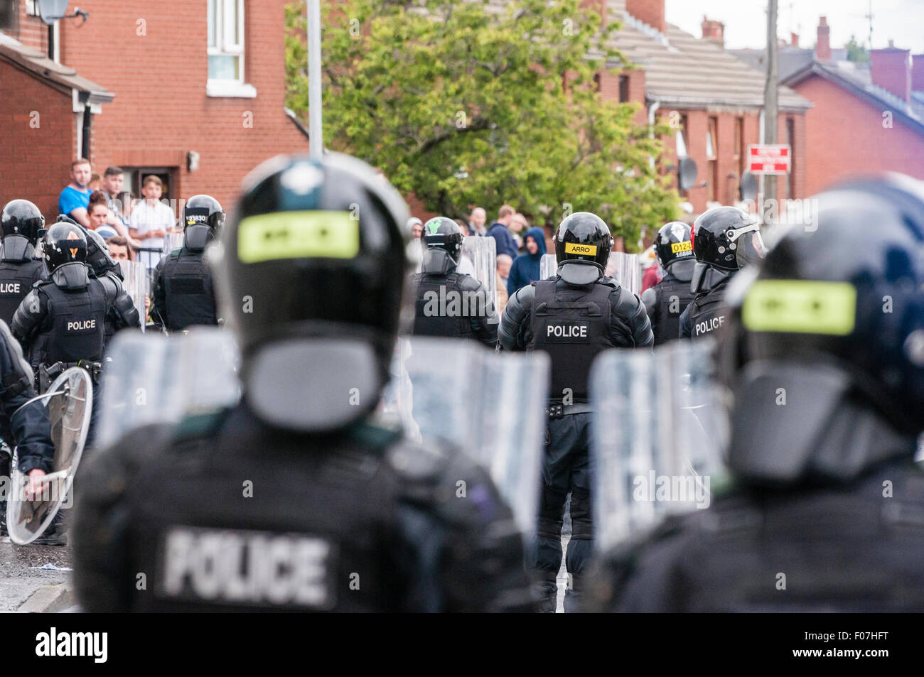 Belfast, Northern Ireland. 09 Aug 2015 - PSNI riot squad move in to ...