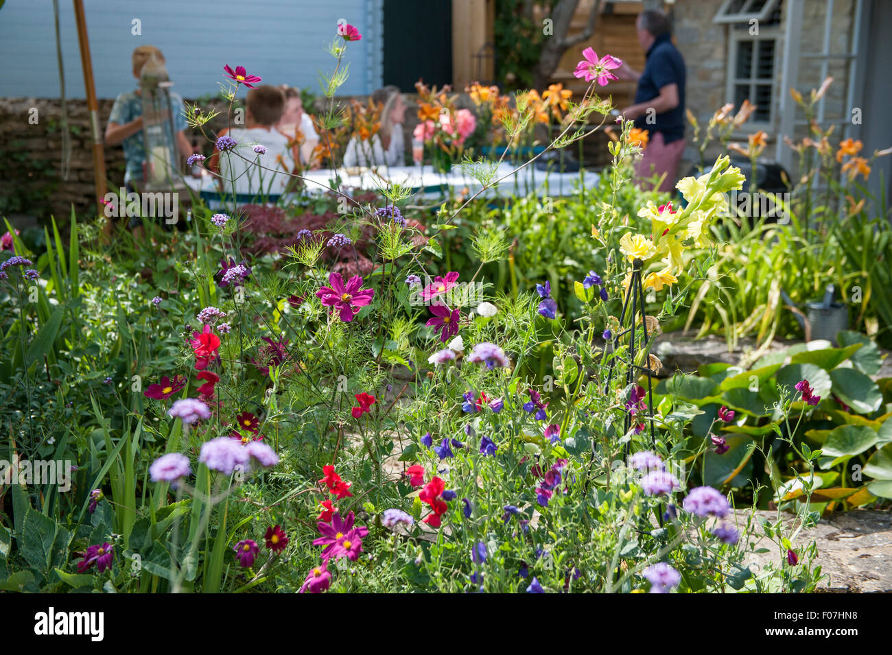 English garden party hi-res stock photography and images - Alamy