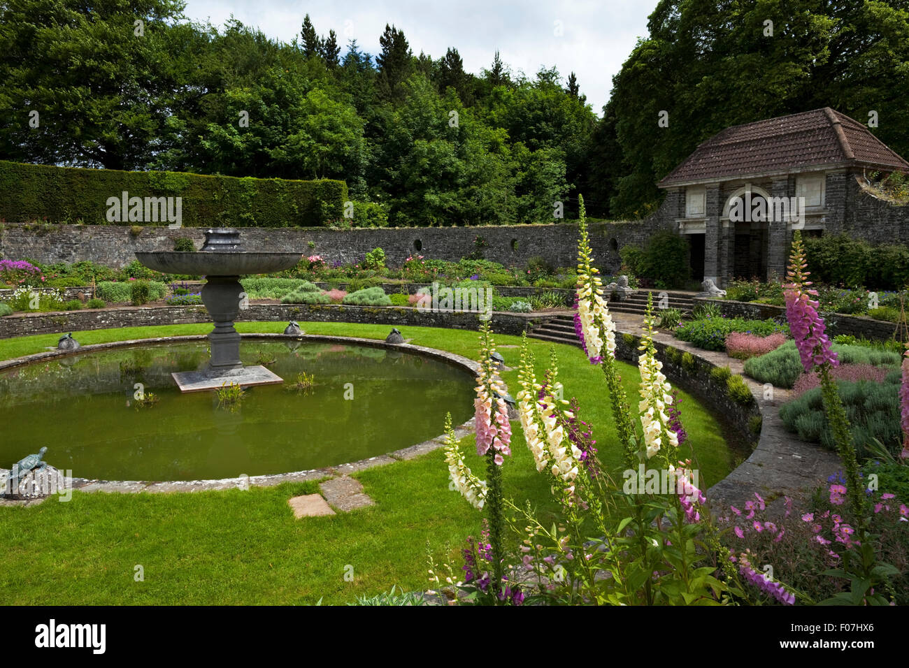 Lutyens garden hi-res stock photography and images - Alamy
