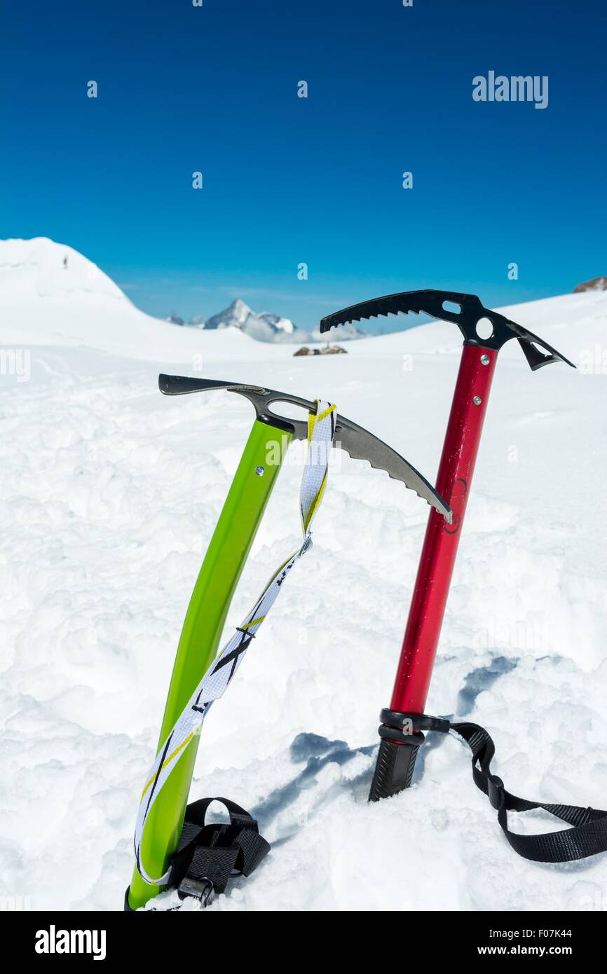 Ice axe axes hi-res stock photography and images - Alamy