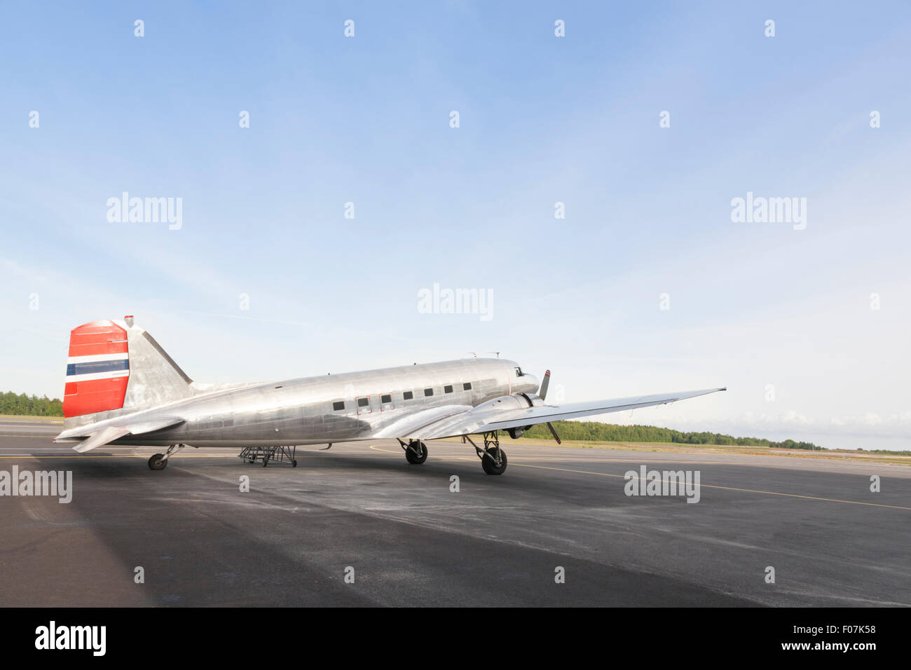 Silver model plane hi-res stock photography and images - Alamy