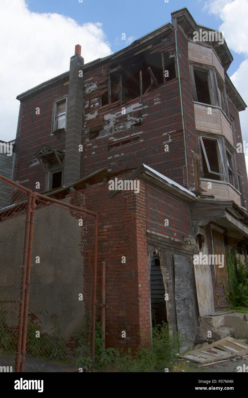 Urban blight of old, decaying home on city street Stock Photo - Alamy