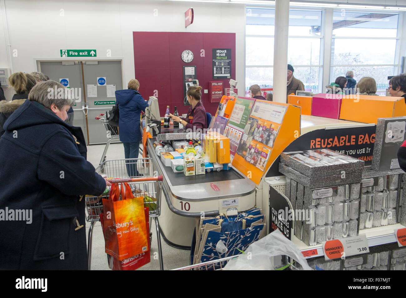Supermarket checkout conveyor belt hi-res stock photography and images ...
