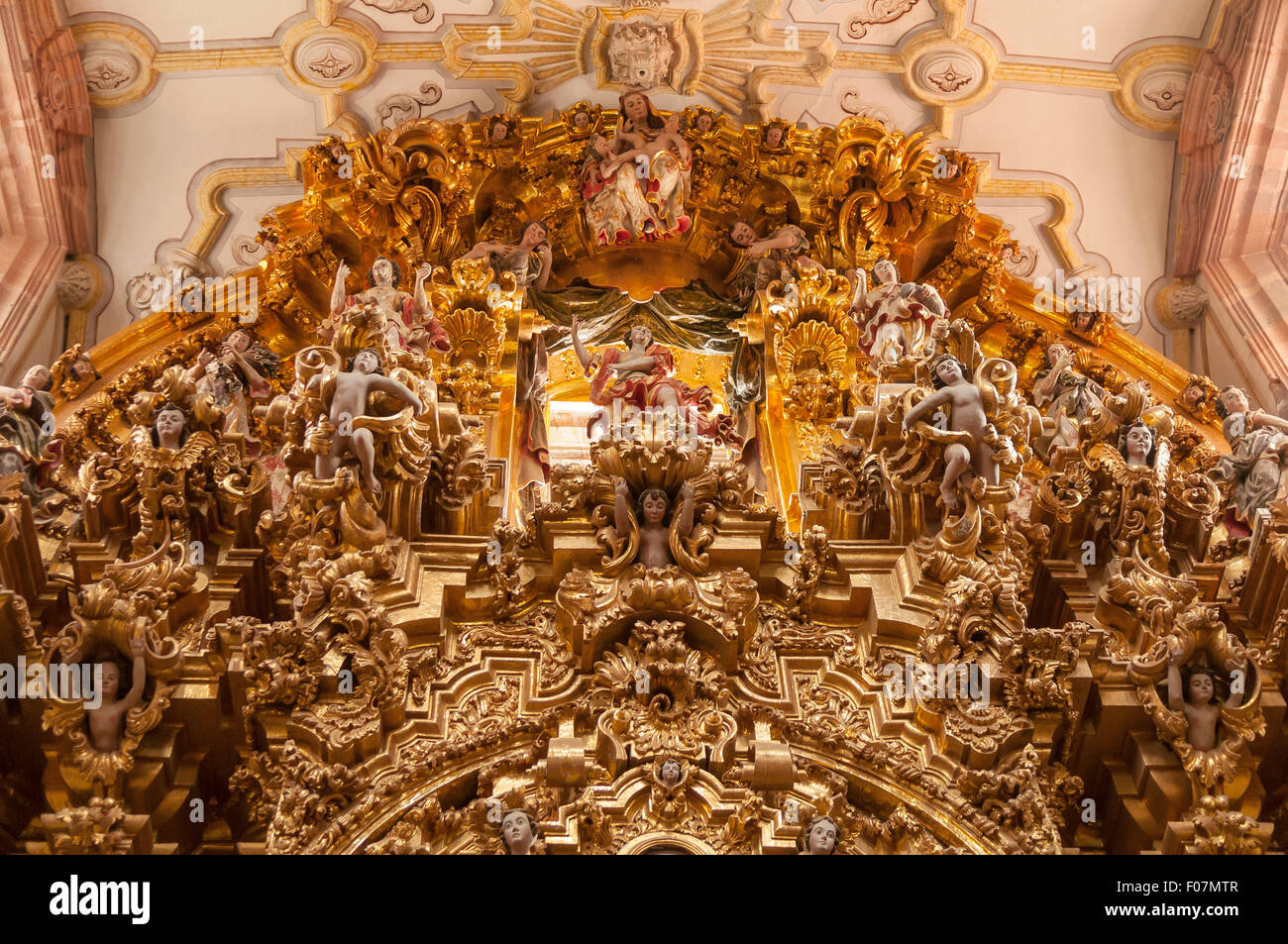 Gold altar hi-res stock photography and images - Alamy