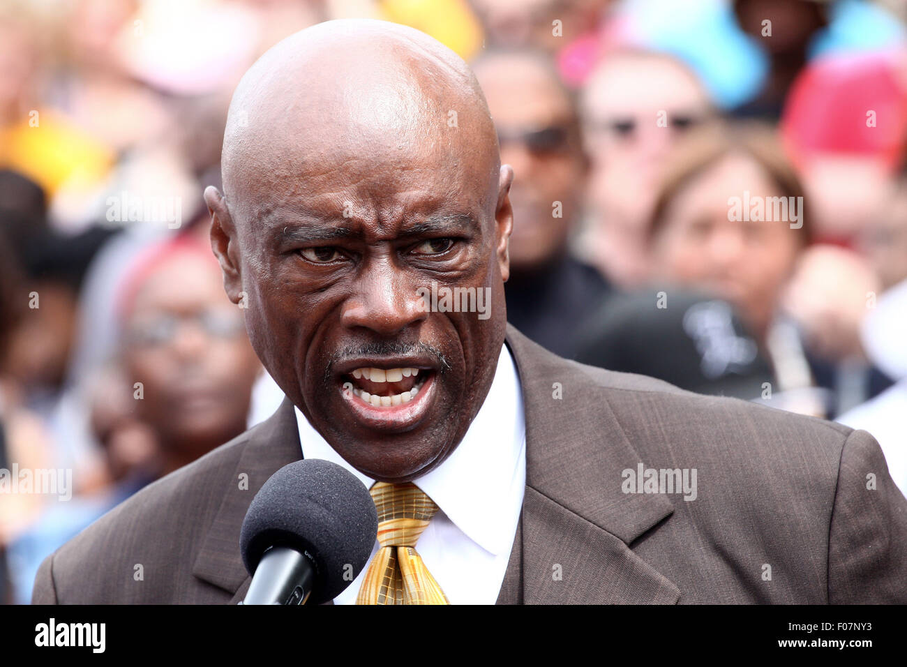 Ferguson, Missouri, USA. 9th Aug, 2015. Hundreds of demonstrators ...