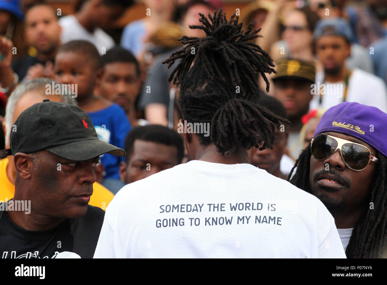 Ferguson, Missouri, USA. 9th Aug, 2015. Hundreds of demonstrators ...