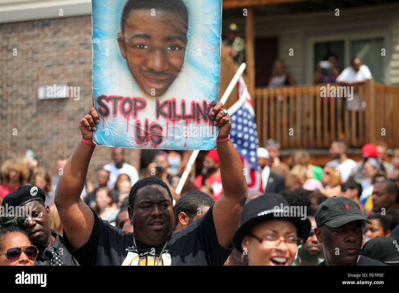 Ferguson, Missouri, USA. 9th Aug, 2015. Hundreds of demonstrators ...