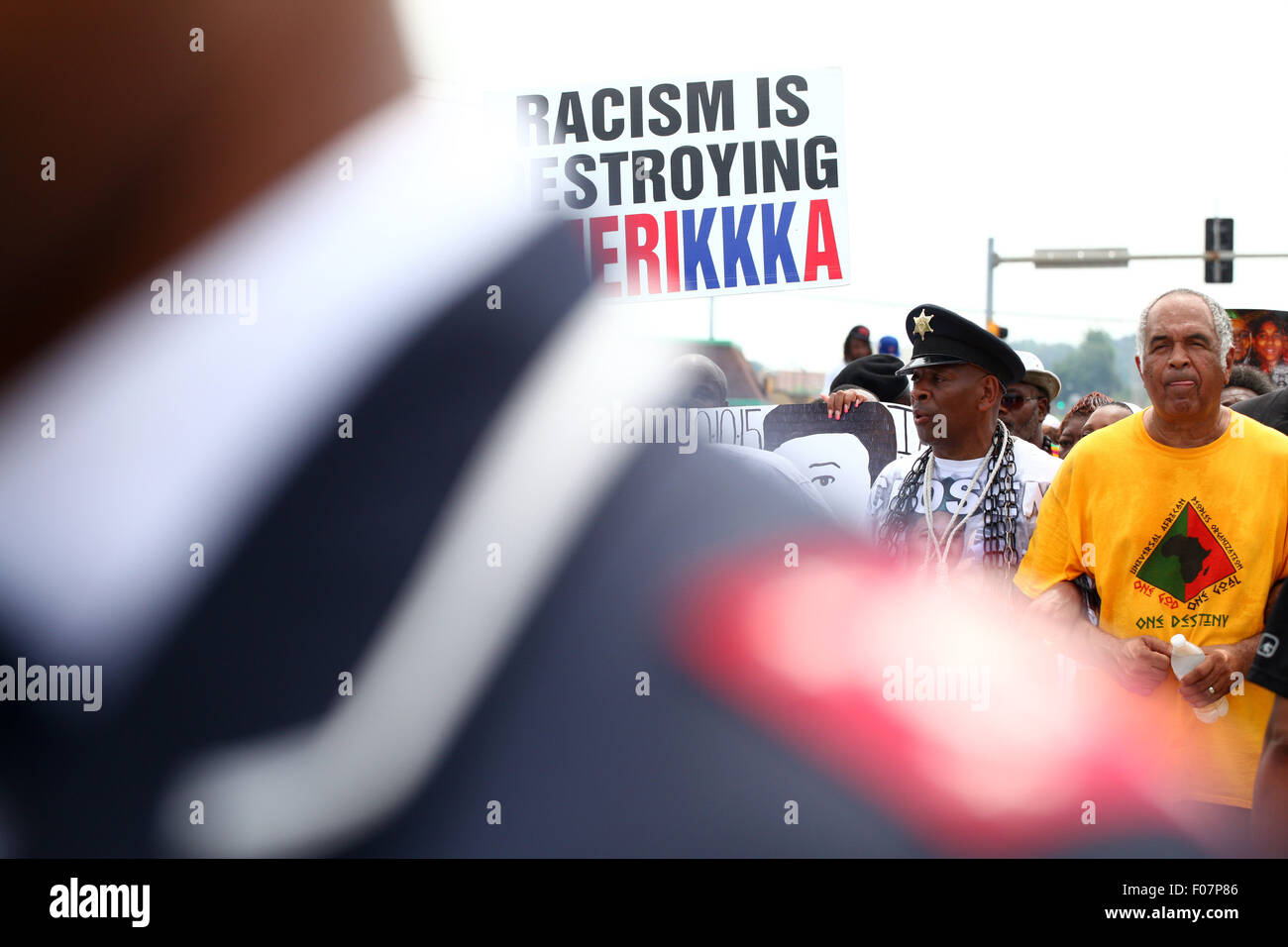 Ferguson, Missouri, USA. 9th Aug, 2015. Hundreds of demonstrators take ...