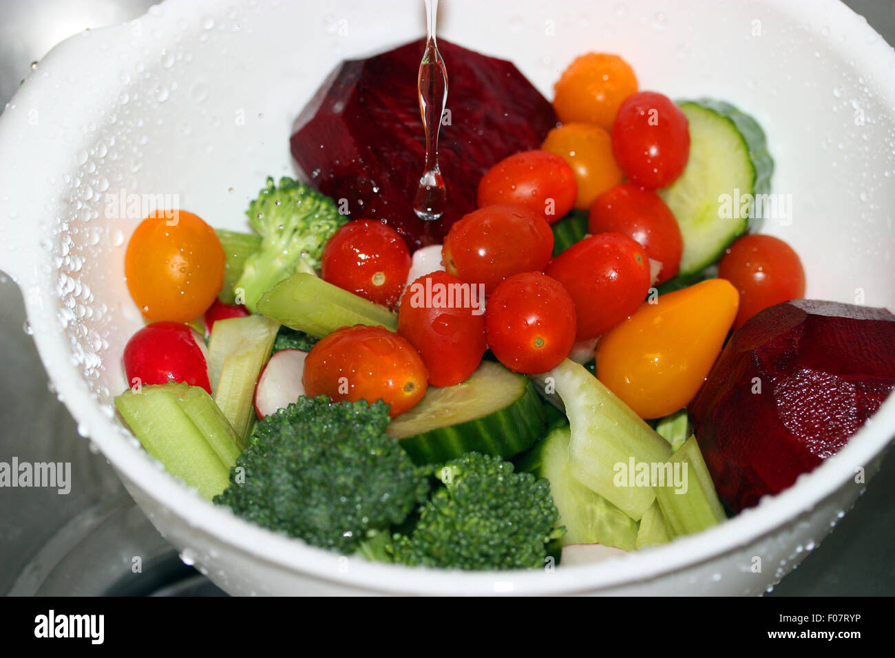 Washing fresh vegetables in colander Stock Photo - Alamy