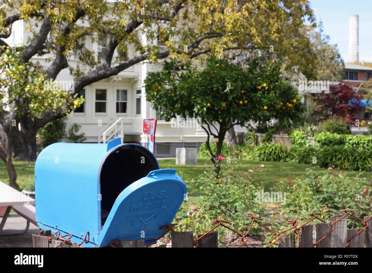 Red white blue mailbox hi-res stock photography and images - Alamy