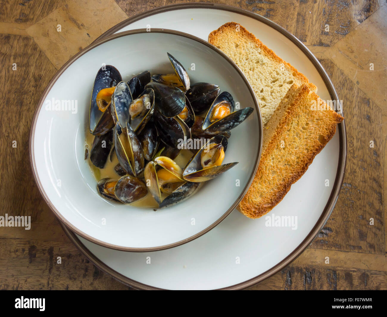 Café lunch Shetland Mussels and toast Stock Photo - Alamy
