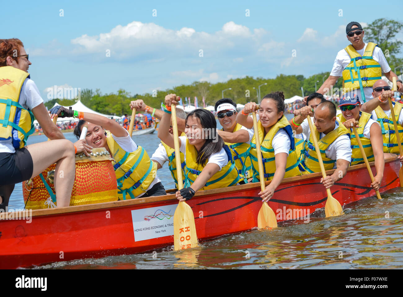 Queens, United States. 08th Aug, 2015. A dragon boat crew strains to ...