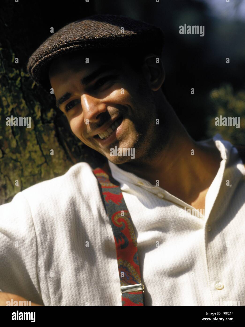 Man wearing flat cap smiling hi-res stock photography and images - Alamy