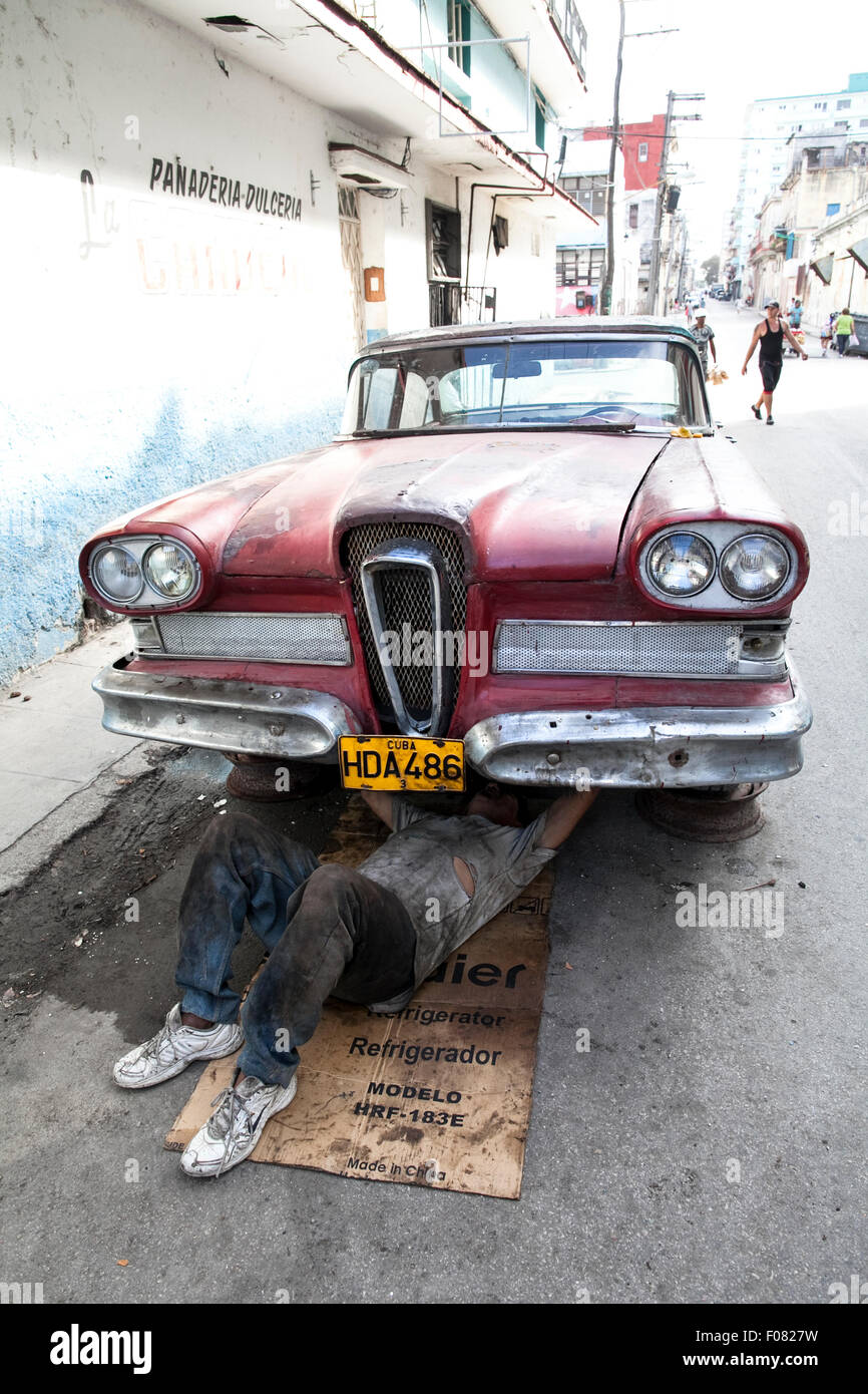 A mechanic fixes an old 50s motorcar in Havana, Cuba Stock Photo - Alamy