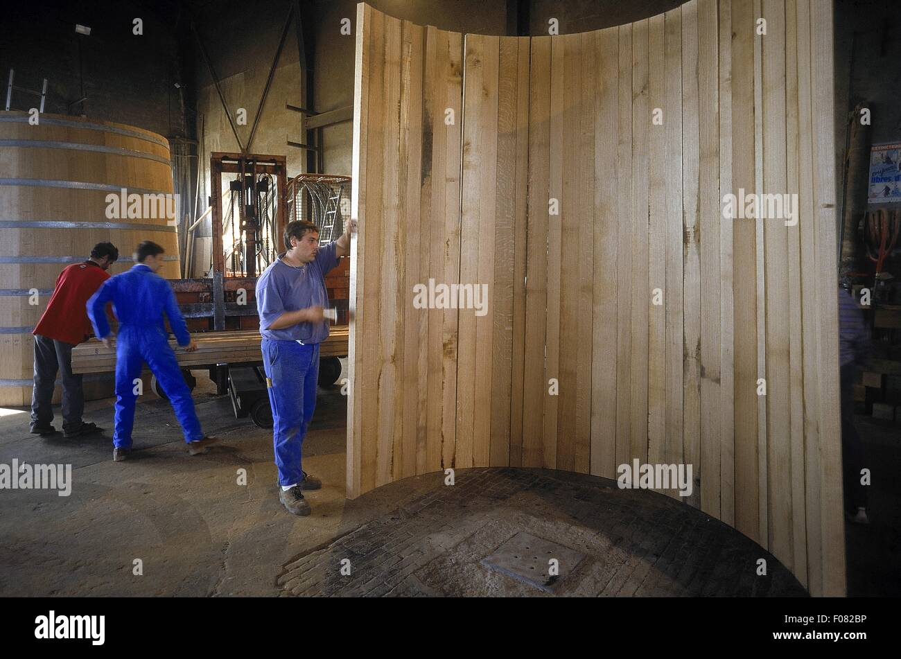 Oak barrel craftsman hi-res stock photography and images - Alamy