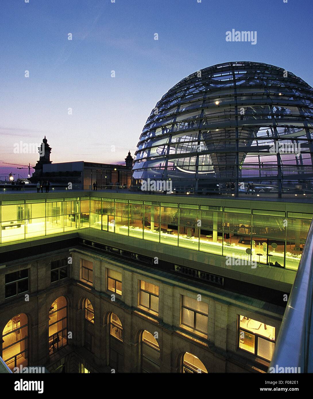 Illuminated bundestag roof hi-res stock photography and images - Alamy