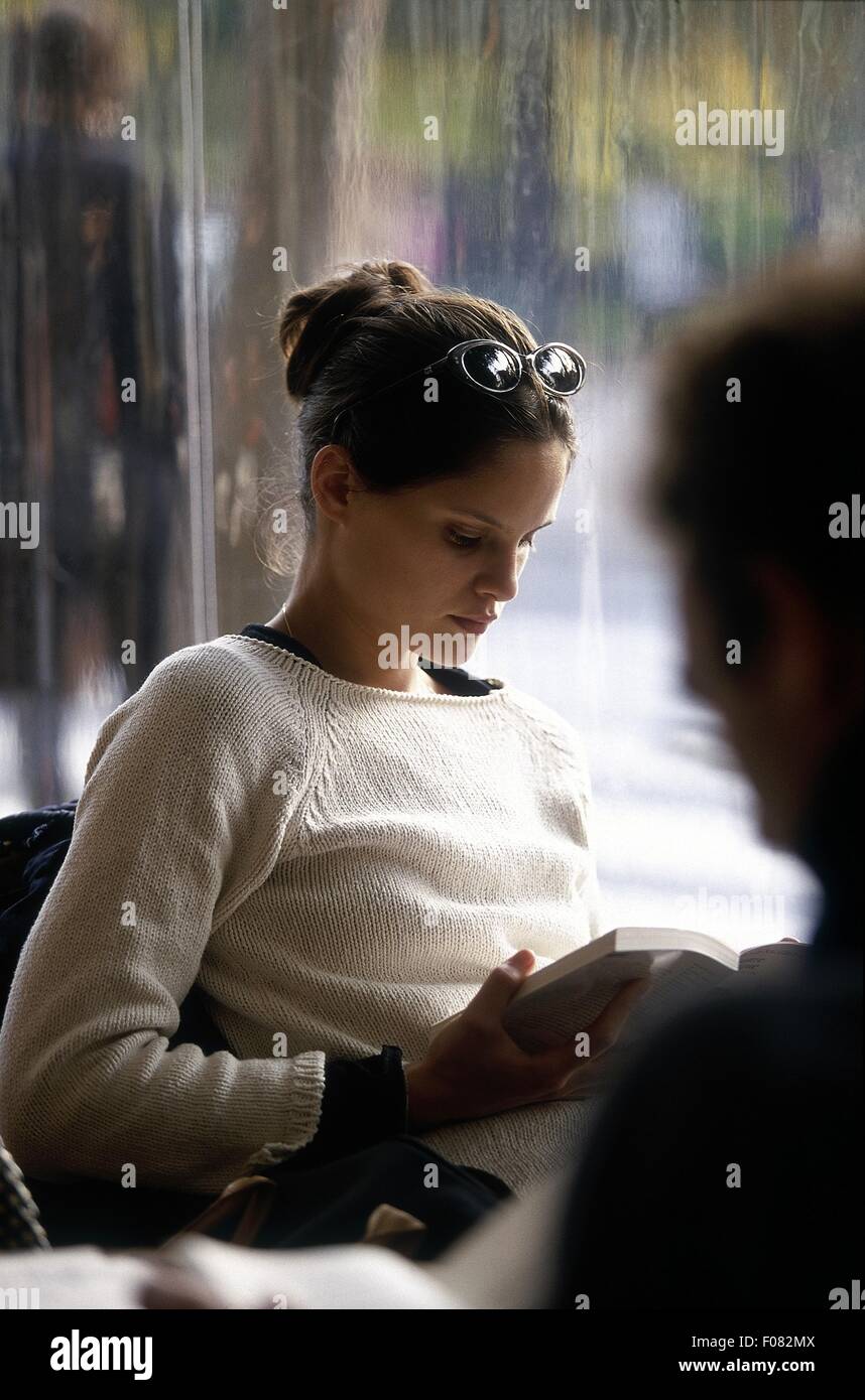 Woman reading a book in Jardin du Luxembourg garden, Paris, France ...